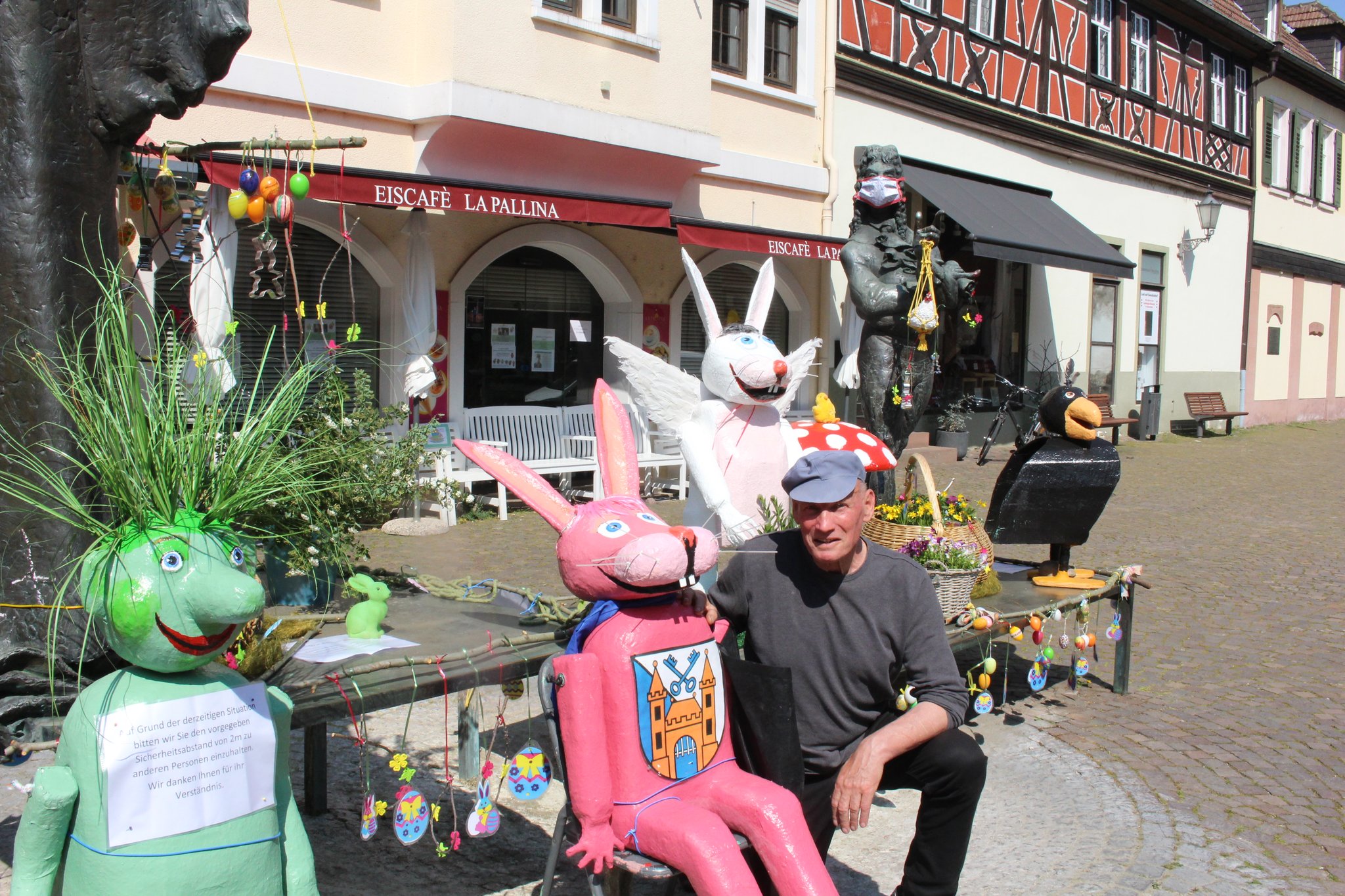 Die von Willi Wolfrum gestalteten Pappfiguren haben eine beeindruckende ...