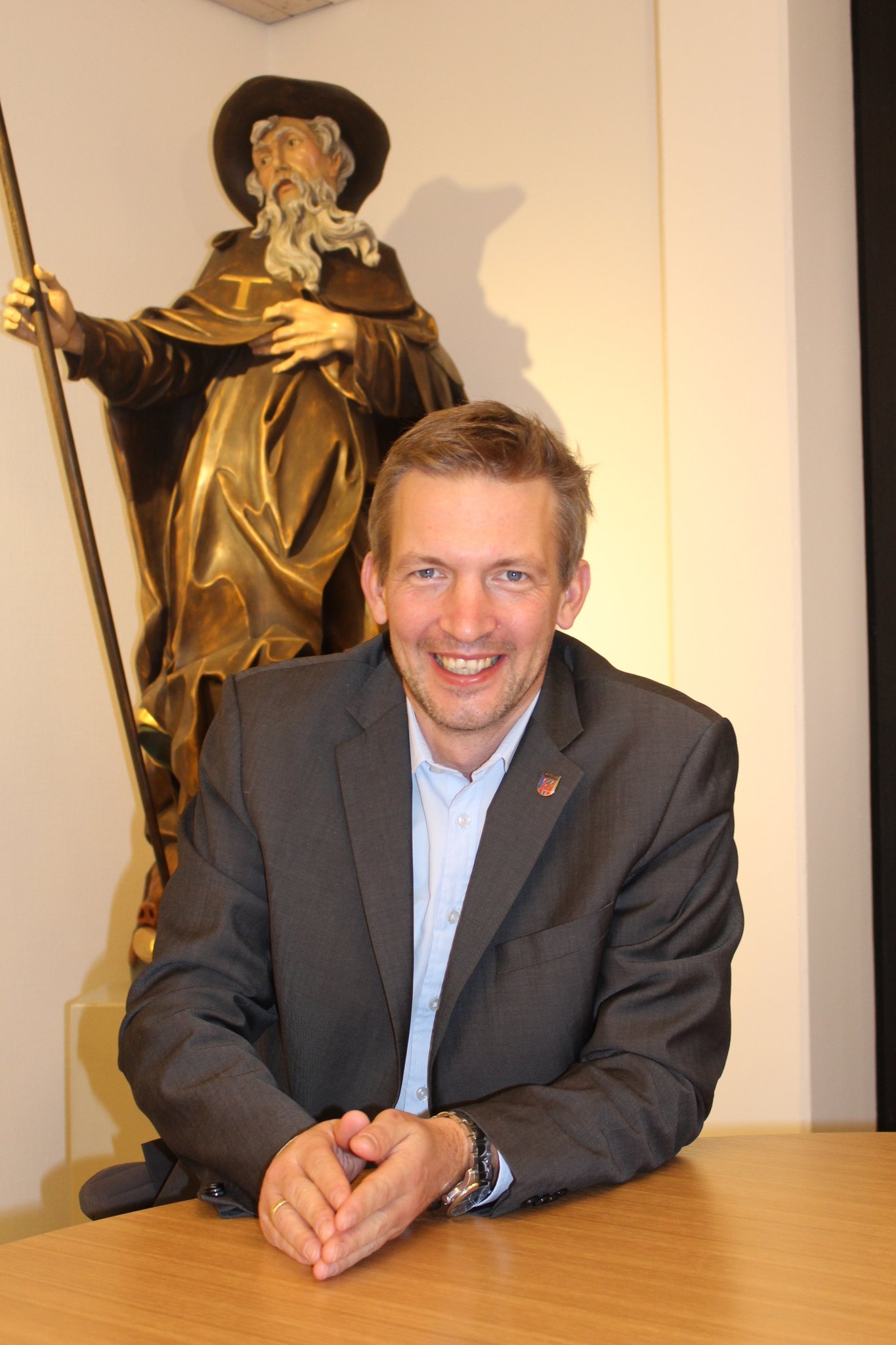 Bürgermeister Schmutz lässt im Gespräch mit unserem Mitarbeiter Axel ...