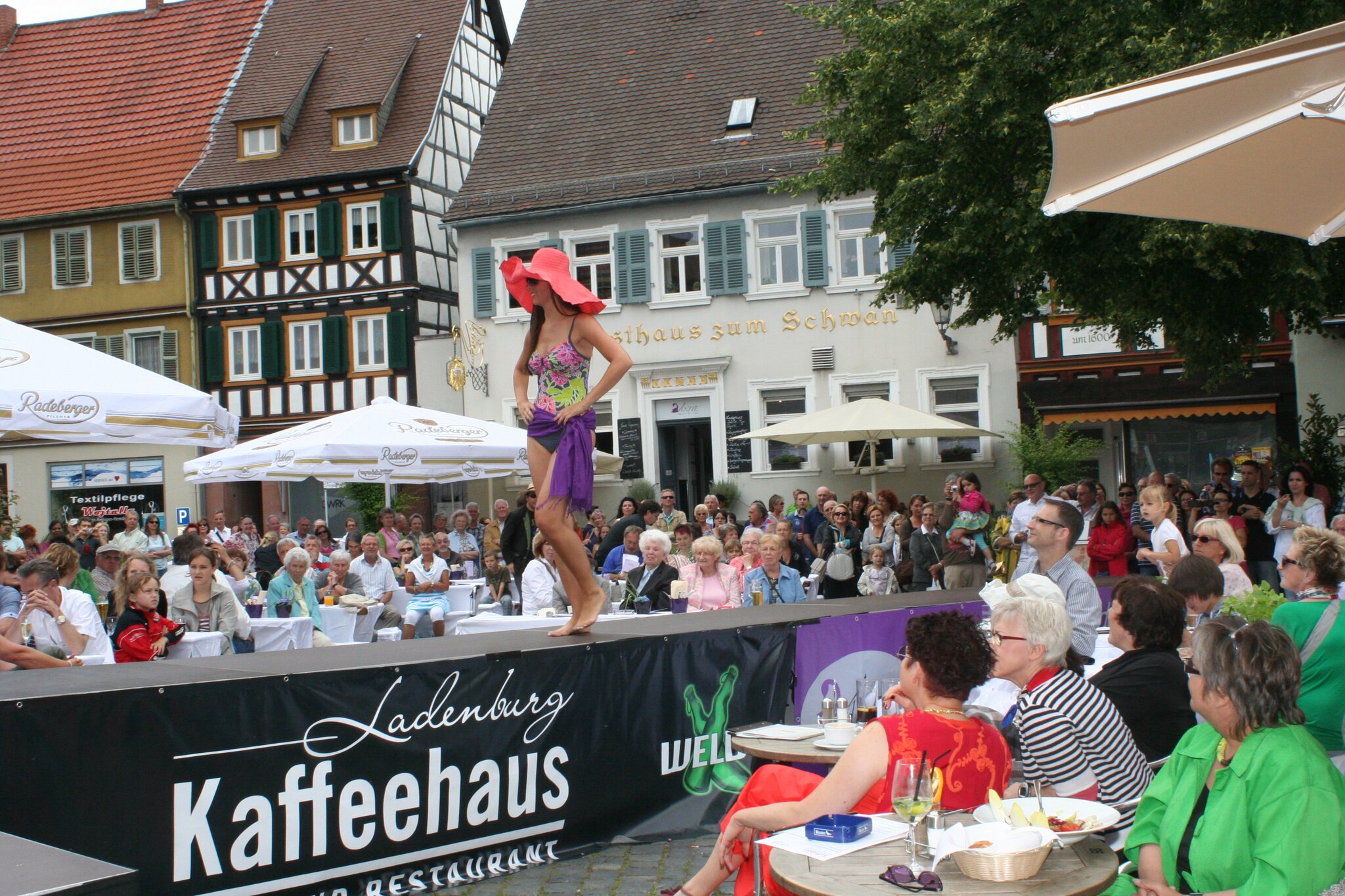 Von unserem Mitarbeiter Axel Sturm: Ein Geschäftesterben sucht man ...