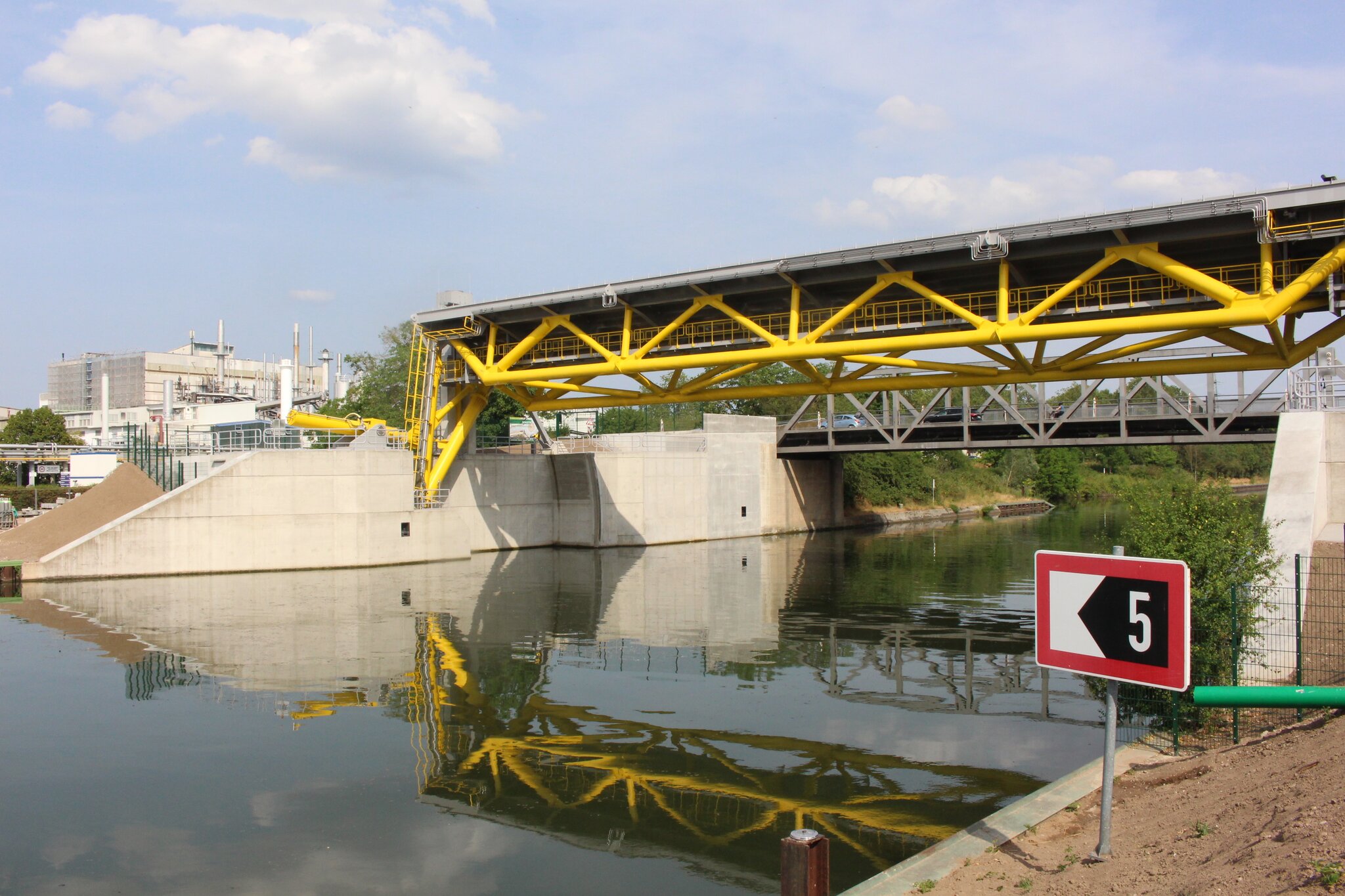 Von unserem Mitarbeiter Axel Sturm: Ein Bauwerk mit einem hohen ...