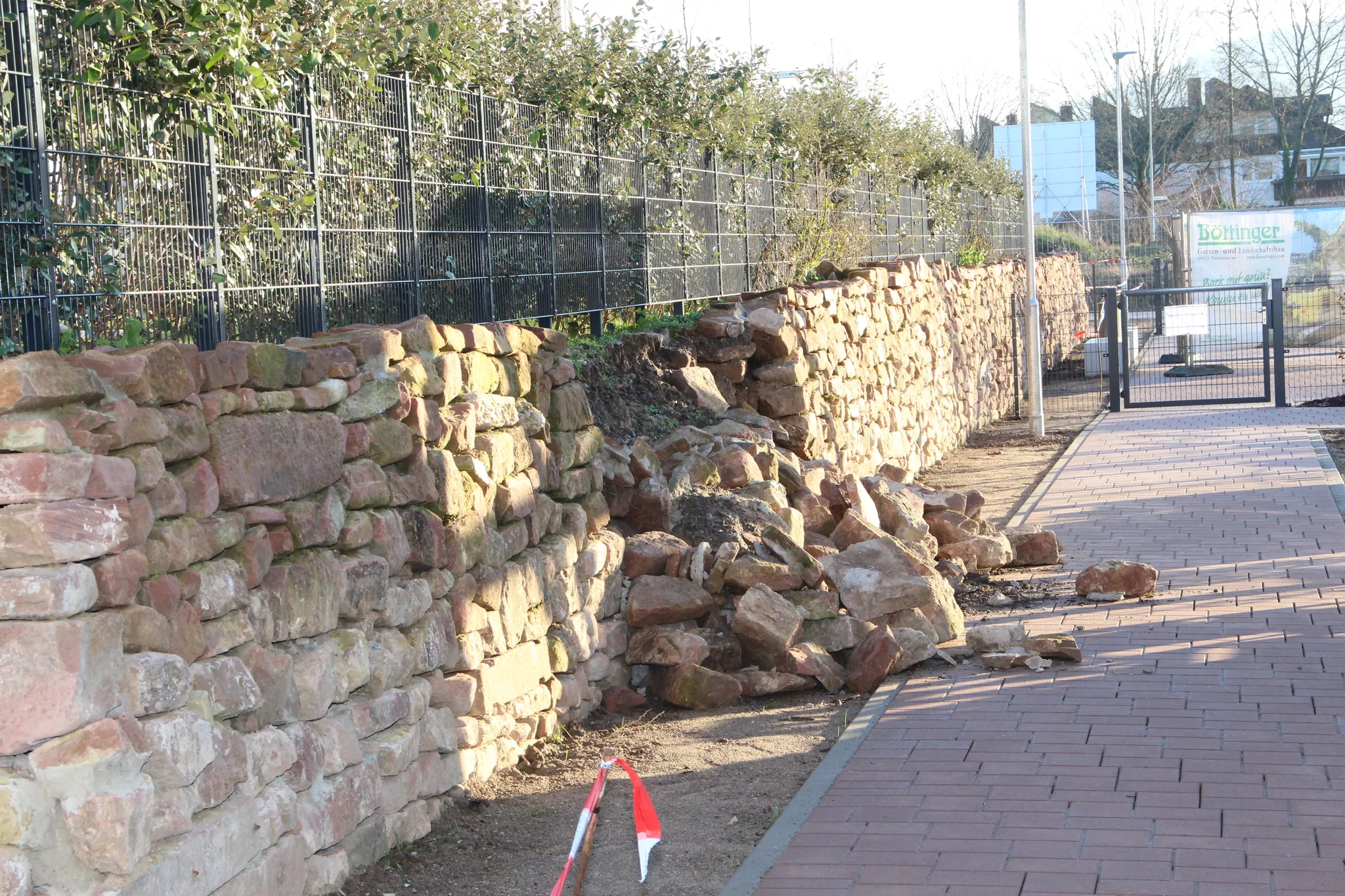 Von unserem Mitarbeiter Axel Sturm: Sandsteinmauer am neuen Nordstadt ...